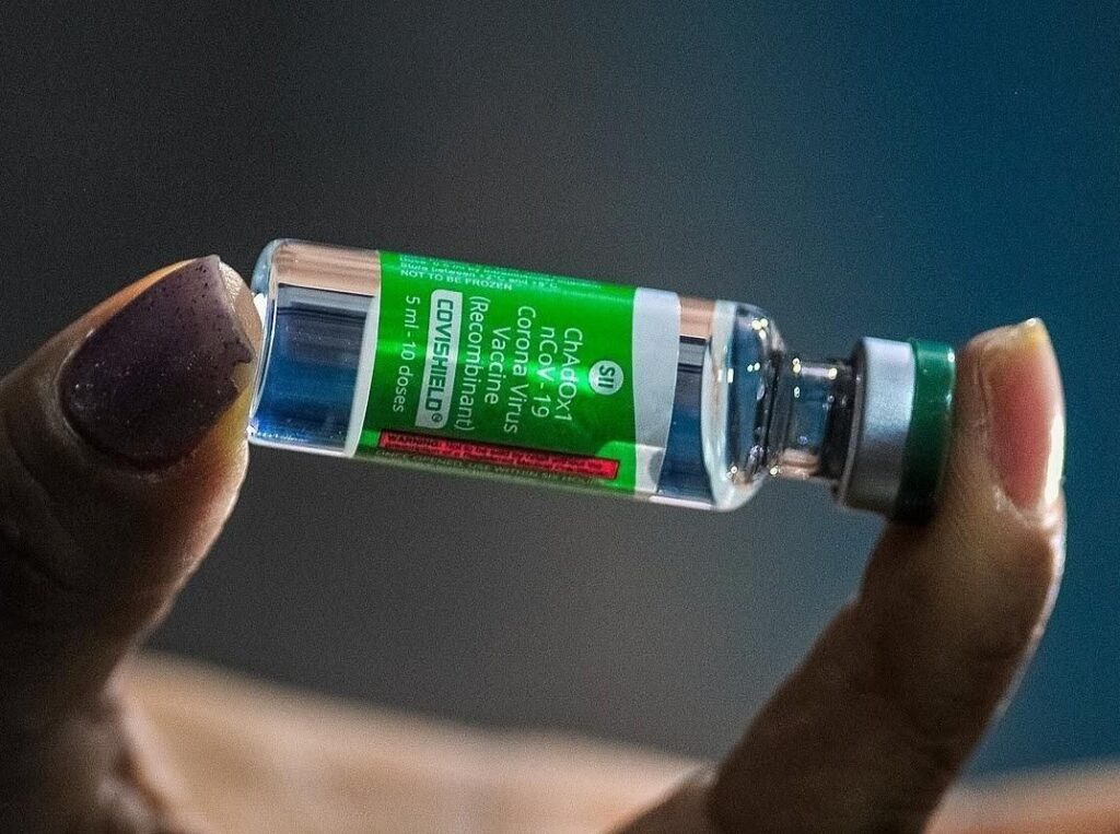 Вакцина AstraZeneca: что известно о ней и о смертях после прививки